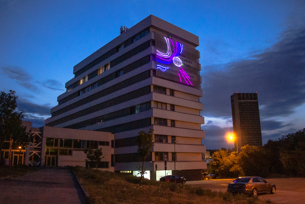 Advertising with Logolas – Kvant Lasers UK: Laser Light Technology